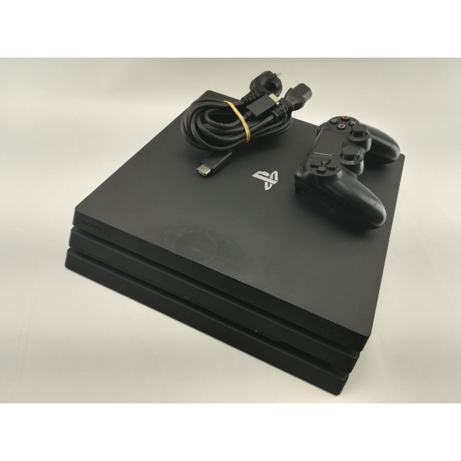 Consola Playstation PS4 Pro 1TB 4K Sony con mando y cables de segunda mano