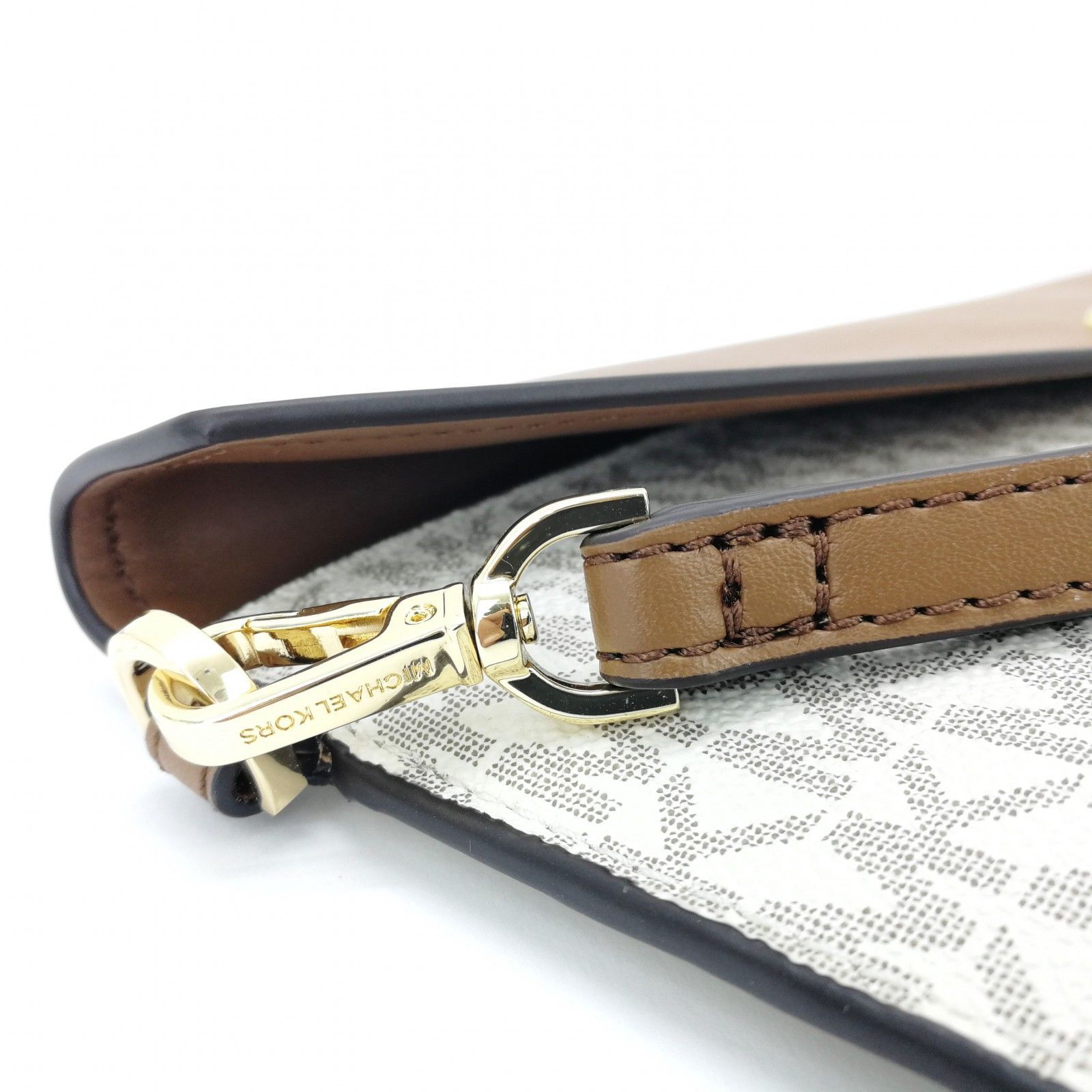 Clutch MICHAEL KORS en piel y lona Monogram de segunda mano.