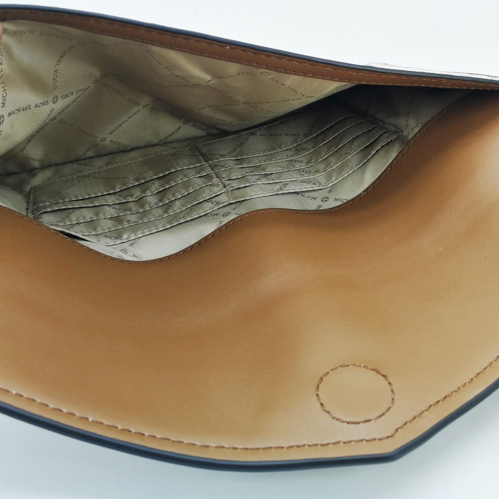 Clutch MICHAEL KORS en piel y lona Monogram de segunda mano.