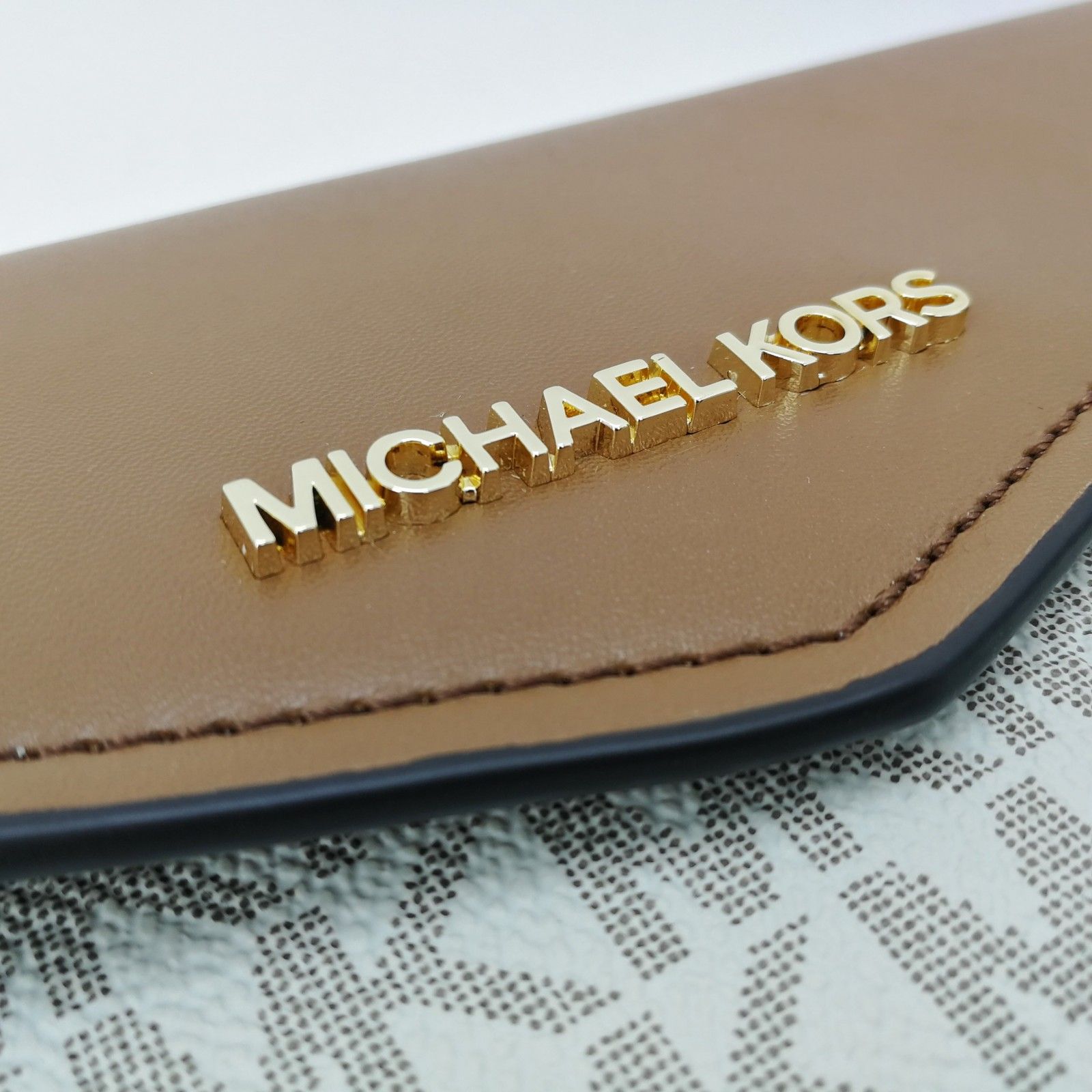 Clutch MICHAEL KORS en piel y lona Monogram de segunda mano.